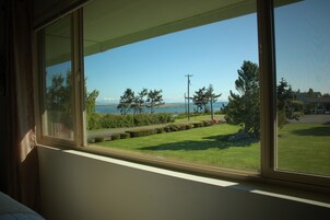 Quarto luxo, 1 cama King, suíte, vista para a montanha | Vista para praia/oceano