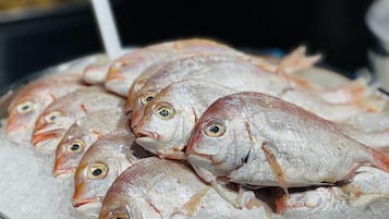 Peixe fresco em gelo.