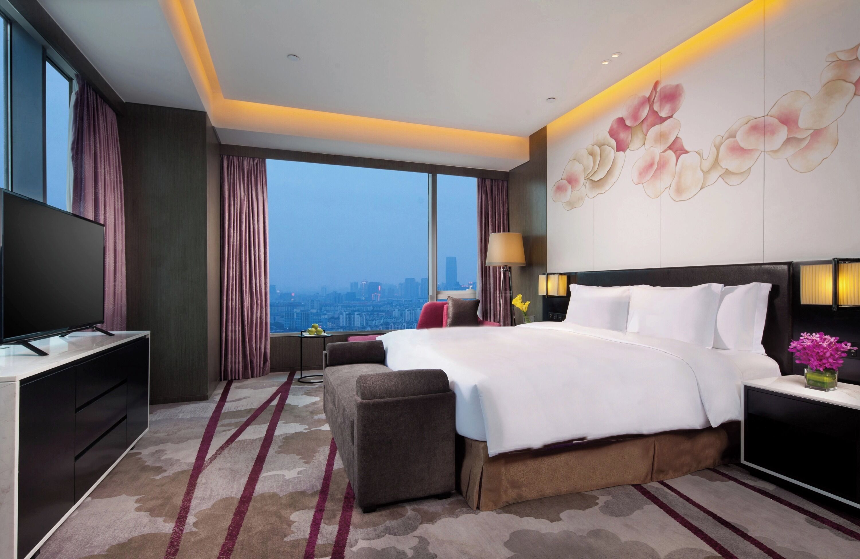 Quarto Standard, 1 cama king-size, acesso ao Club Lounge, Vista para a cidade | Edredões de penas, minibar, cofre com capacidade para portátil 