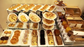 Café da manhã com buffet grátis todos os dias