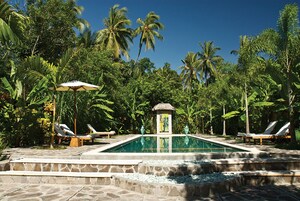 Piscina externa, guarda-sóis, espreguiçadeiras