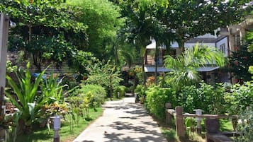 Quarto família, vista para o oceano (1 Queen and 2 Single Beds) | Vista para o jardim