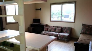 Apartamento família, 2 quartos | Sala de estar | TV de tela plana