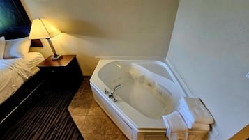 Suite, várias camas, não fumadores, banheira de hidromassagem | Casa de banho | Uma combinação polibã/banheira, artigos de higiene pessoal grátis
