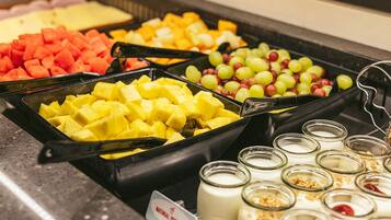 Buffet com diversas frutas e laticínios.