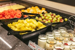 Buffet com diversas frutas e laticínios.