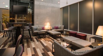 Área de estar no saguão