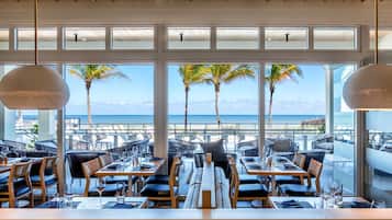 Serviço de café da manhã, almoço, jantar; vistas para a praia