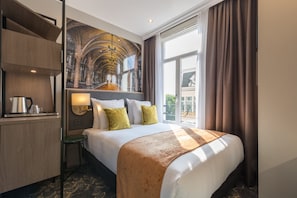 Quarto solteiro standard | Roupas de cama antialérgicas, frigobar, cofres nos quartos, escrivaninha