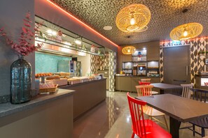 Café da manhã com buffet todos os dias (EUR 21.50 por pessoa) 