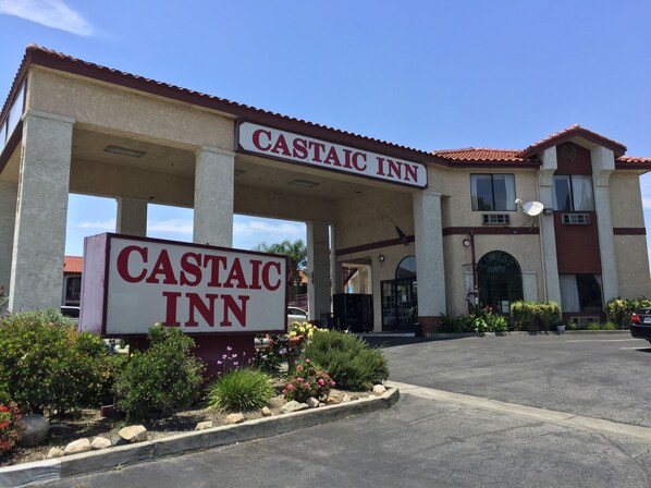 Castaic Inn Near Six Flags Magic Mountain in Los Angeles: Find Hotel ...