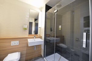 Chuveiro, produtos de toalete biodegradáveis, secador de cabelo 