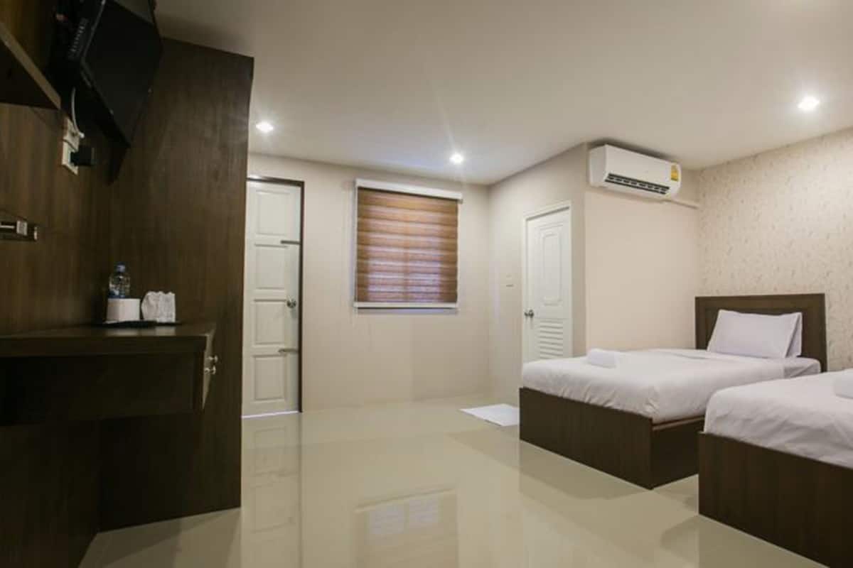 Twin Room with Balcony | Minibar, secretária, quartos insonorizados, Wi-fi grátis