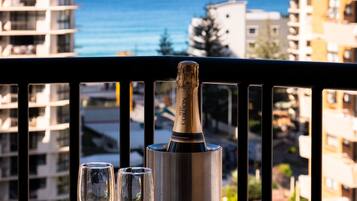 Quarto luxo, 1 cama King, vista para a cidade | 1 quarto, roupas de cama premium, cofres nos quartos, escrivaninha