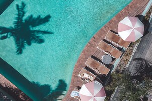 Piscina exterior, guarda-sóis, espreguiçadeiras 