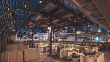 2 bares/lounges, este bar de cocktails