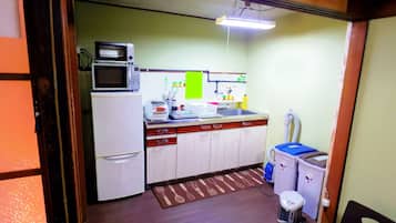 Uma chaleira elétrica, utensílios de cozinha