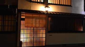 Fachada do alojamento (tarde/noite)