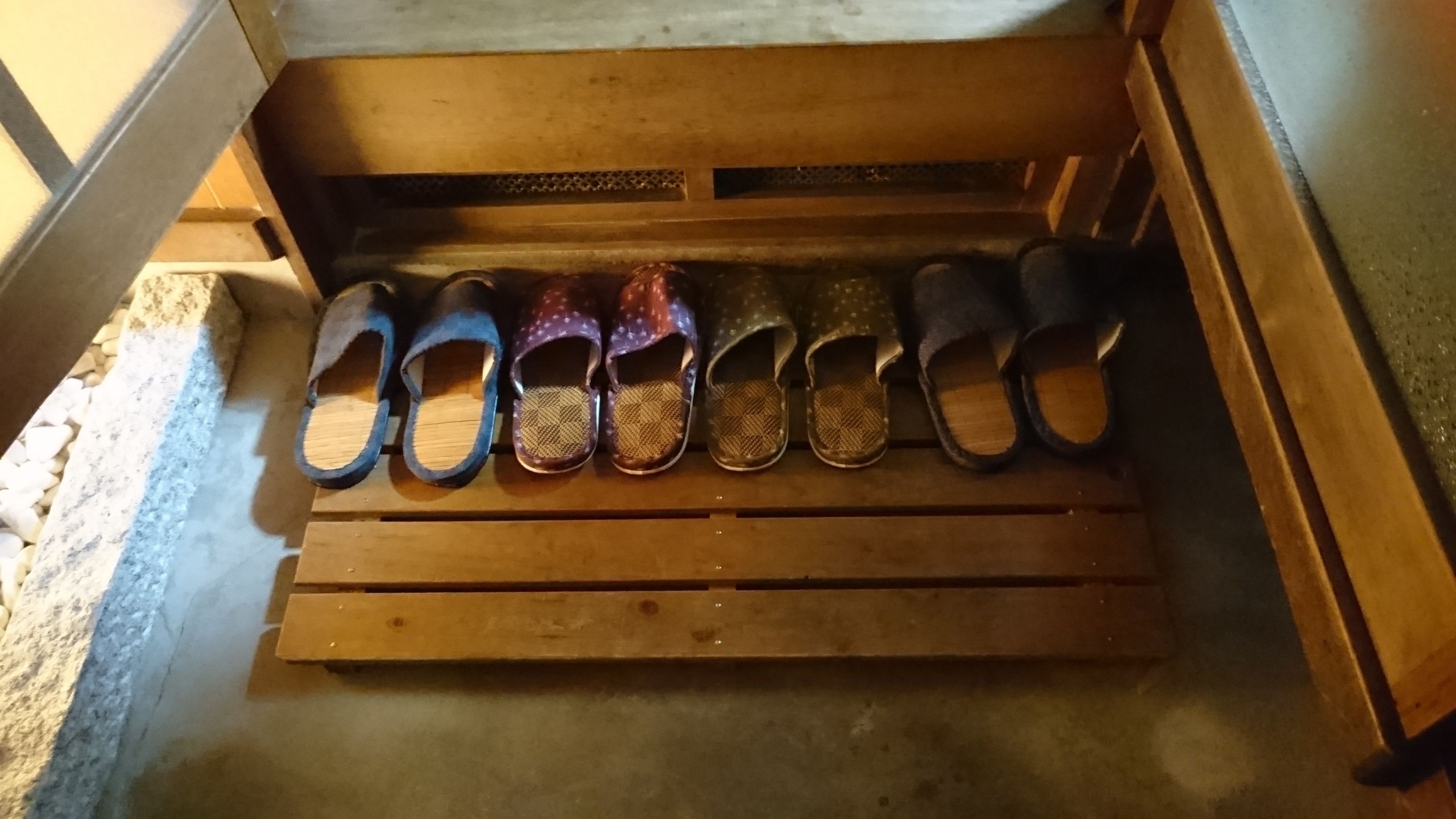 Um sapateiro de madeira com vários pares de sapatos.