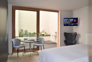 Suíte estúdio, terraço | Ferros/tábuas de passar roupa, Wi-Fi de cortesia, roupa de cama