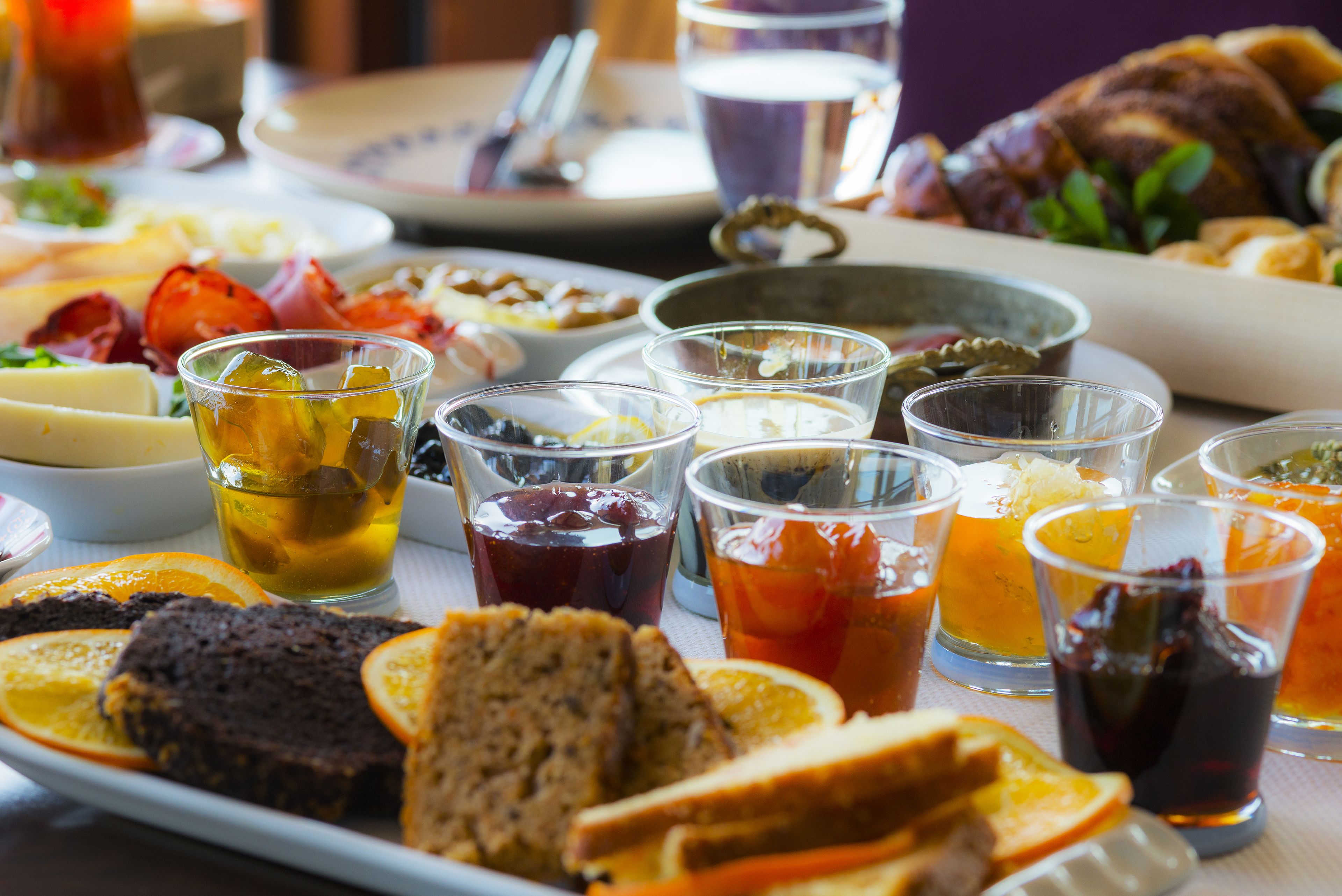 Uma mesa de café da manhã com diversos alimentos e bebidas.