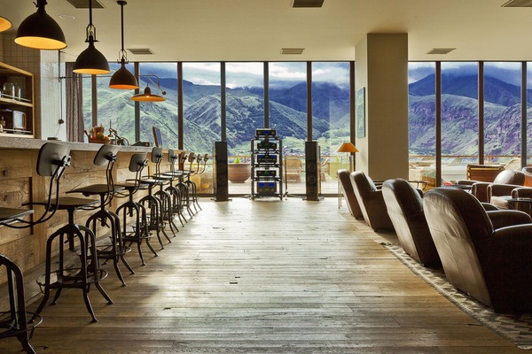 2 bares/lounges