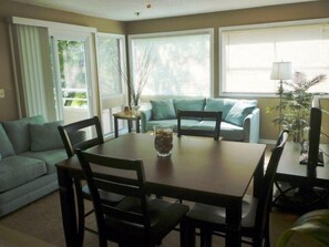 Condo, 2 quartos | Opções para refeição no quarto