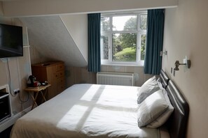 Quarto Duplo, casa de banho partilhada | Wi-fi grátis, roupa de cama fornecida 