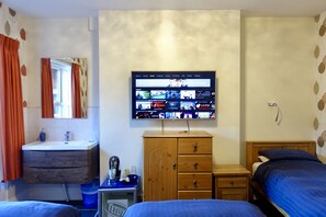 Quarto Triplo, casa de banho partilhada | Wi-fi grátis, roupa de cama fornecida 