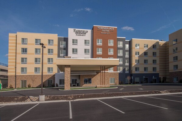 Um complexo hoteleiro com Fairfield Inn & Suites e TownePlace Suites Marriott.