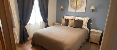 Suite-Estúdio Deluxe, 1 quarto, banheira de hidromassagem grande, vista para a piscina | Roupa de alta qualidade, camas de colchão Select Comfort, secretária