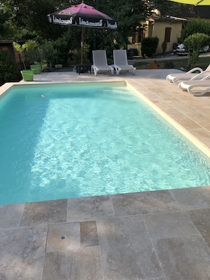 Piscina externa, espreguiçadeiras