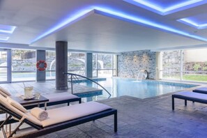 Piscina interna, piscina externa sazonal, guarda-sóis, espreguiçadeiras