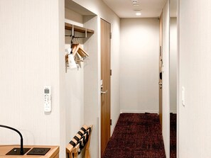 Quarto Standard, 1 cama de casal, não fumadores | Cofre no quarto, secretária, cortinas/cortinados opacos 