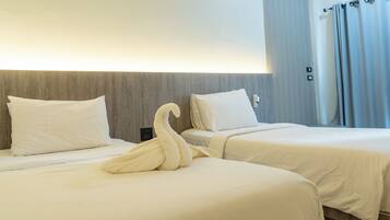 1 quarto, com decoração personalizada, secretária