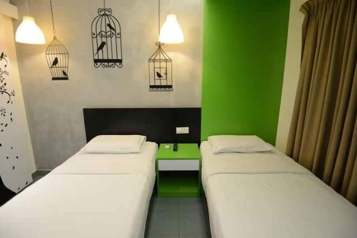 Cofres nos quartos, escrivaninha, ferros/tábuas de passar roupa