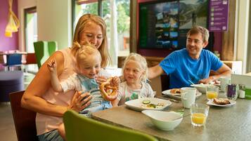Café da manhã com buffet grátis todos os dias