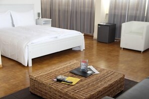 Minibar, cofre no quarto, secretária, quartos insonorizados