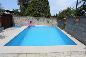 Piscina externa sazonal, funciona das 10h às 19h, espreguiçadeiras