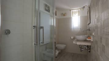 Casa de Férias Superior, terraço | Casa de banho | Um polibã, artigos de higiene ecológicos, um secador de cabelo