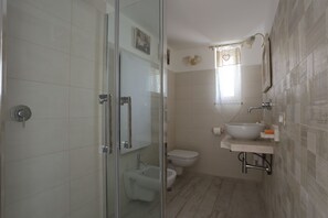 Casa de Férias Superior, terraço | Casa de banho | Um polibã, artigos de higiene ecológicos, um secador de cabelo 