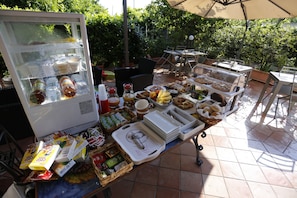 Café da manhã com buffet grátis todos os dias