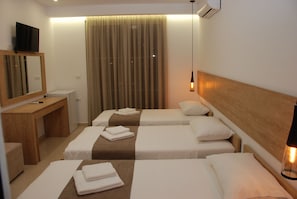 Quarto Triplo, varanda, vista para o mar | Minibar, secretária, berços/camas para crianças grátis 