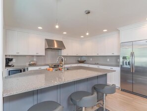 Apartamento standard, 4 quartos | Cozinha privada | Geladeira, micro-ondas, cafeteira/chaleira