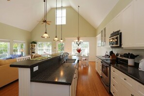 Apartamento Standard, 3 quartos | Cozinha privada | Um frigorífico, um micro-ondas, uma cafeteira/bule