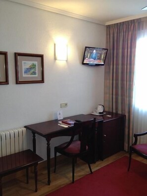 Roupa hipoalergénica, edredões de penas, minibar, secretária 