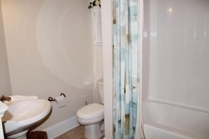 Apartamento Standard, 2 quartos | Casa de banho | Uma combinação polibã/banheira 