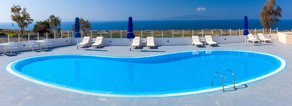 Piscina exterior, da(s) 9:30 à(s) 19:00, guarda-sóis, espreguiçadeiras