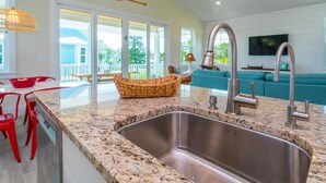 Apartamento standard, 5 quartos | Cozinha privada | Cafeteira/chaleira, geladeira, micro-ondas