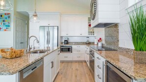 Apartamento standard, 5 quartos | Cozinha privada | Cafeteira/chaleira, geladeira, micro-ondas